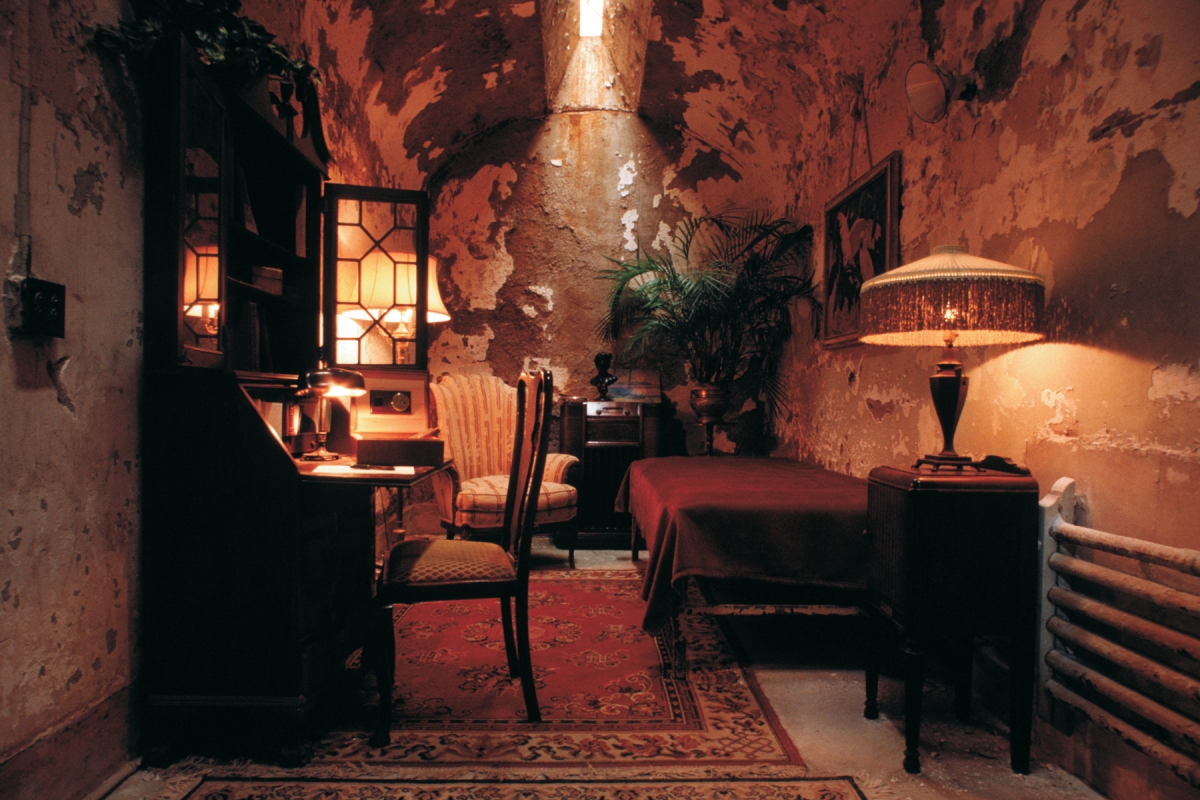 Historic Prison Switches Vintage Radio in Al Capone’s Cell | News